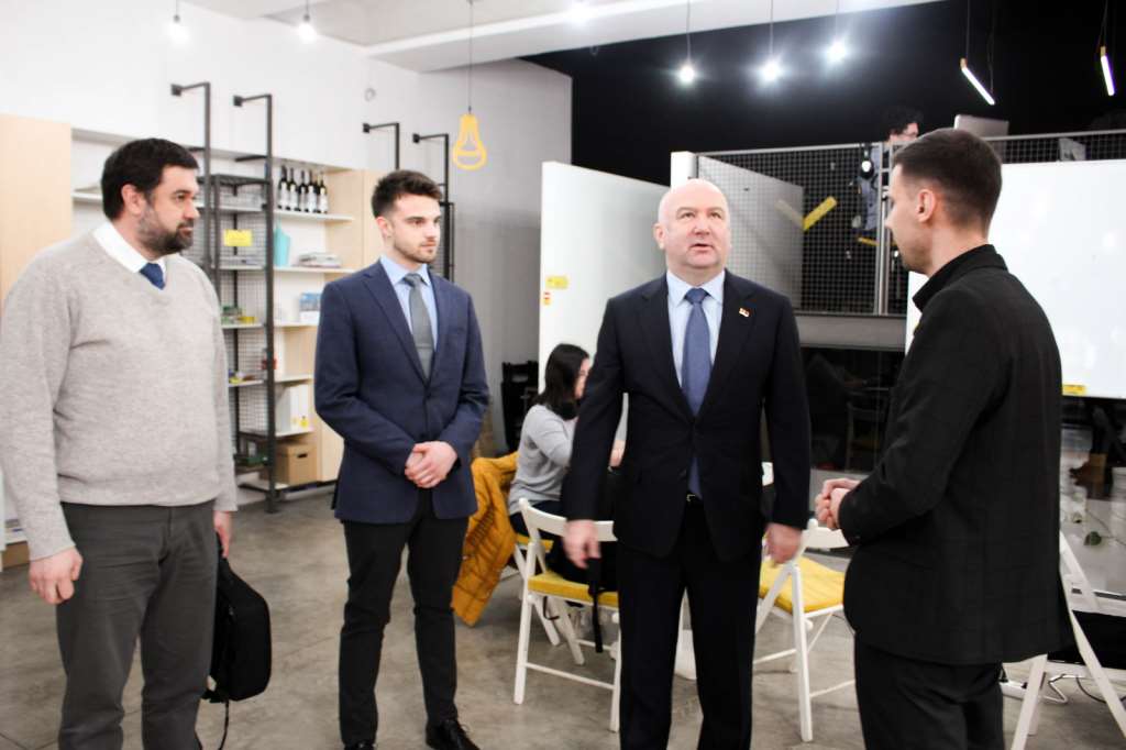 Ministar za inovacije i tehnološki razvoj posetio Deli prostor - Proaktiv